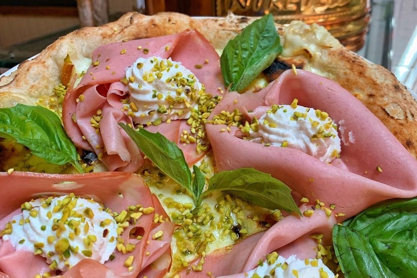 Comida típica nos restaurantes Bib Gourmand em Nápoles, Itália