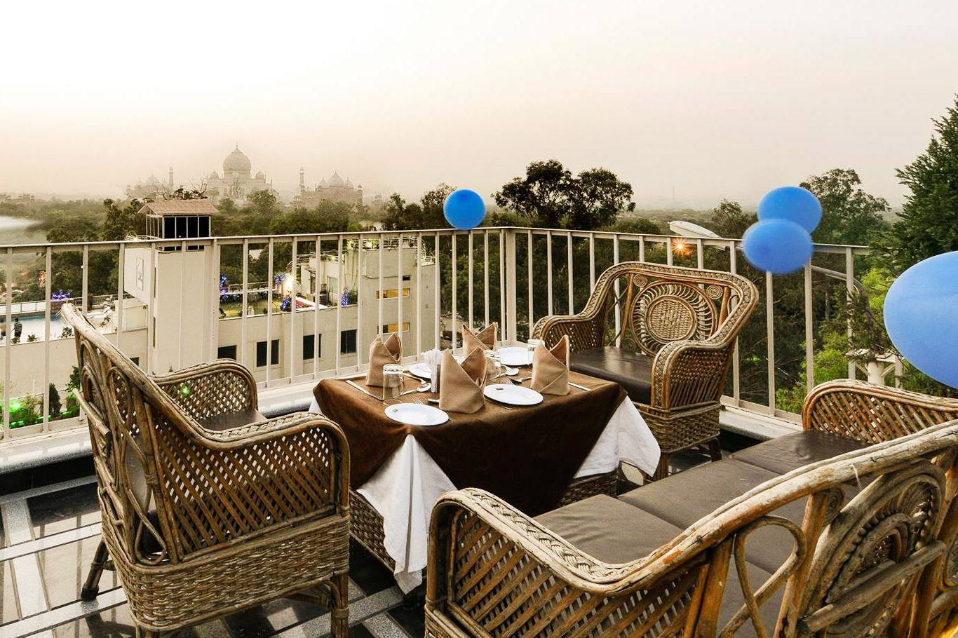 The best tourist spots and restaurants in Agra, India