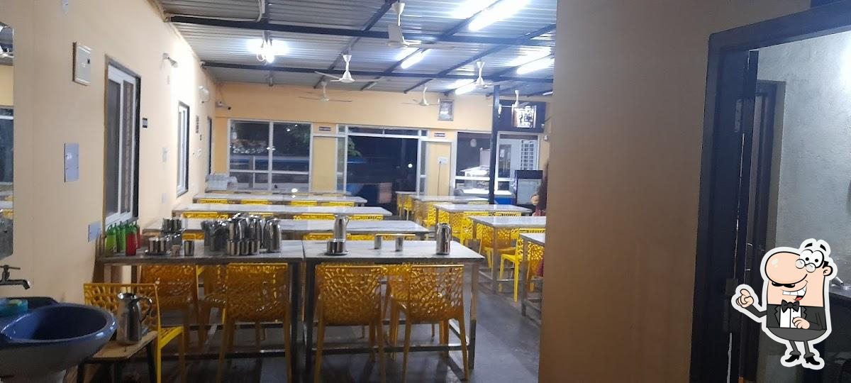 Zoop Cafe - Food Court - Bakery and Ice-cream Parlour Beside Gurunanak ...
