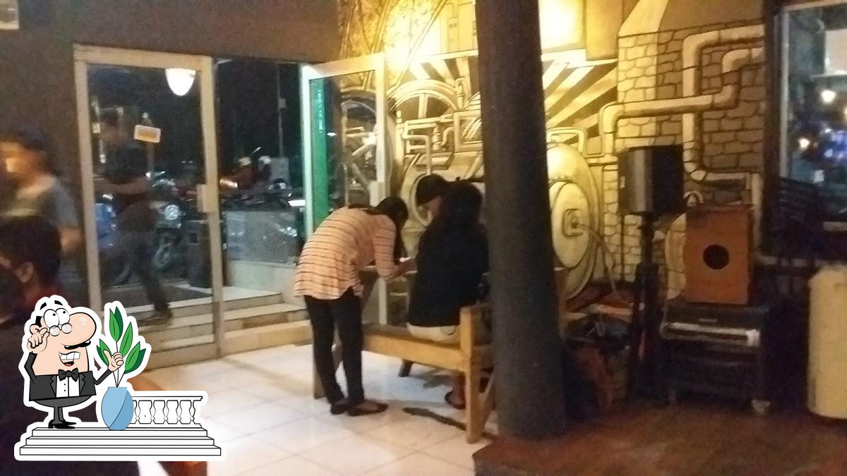 EXCELZA COFFEE SHOP pub & bar, Makassar - Restaurant reviews