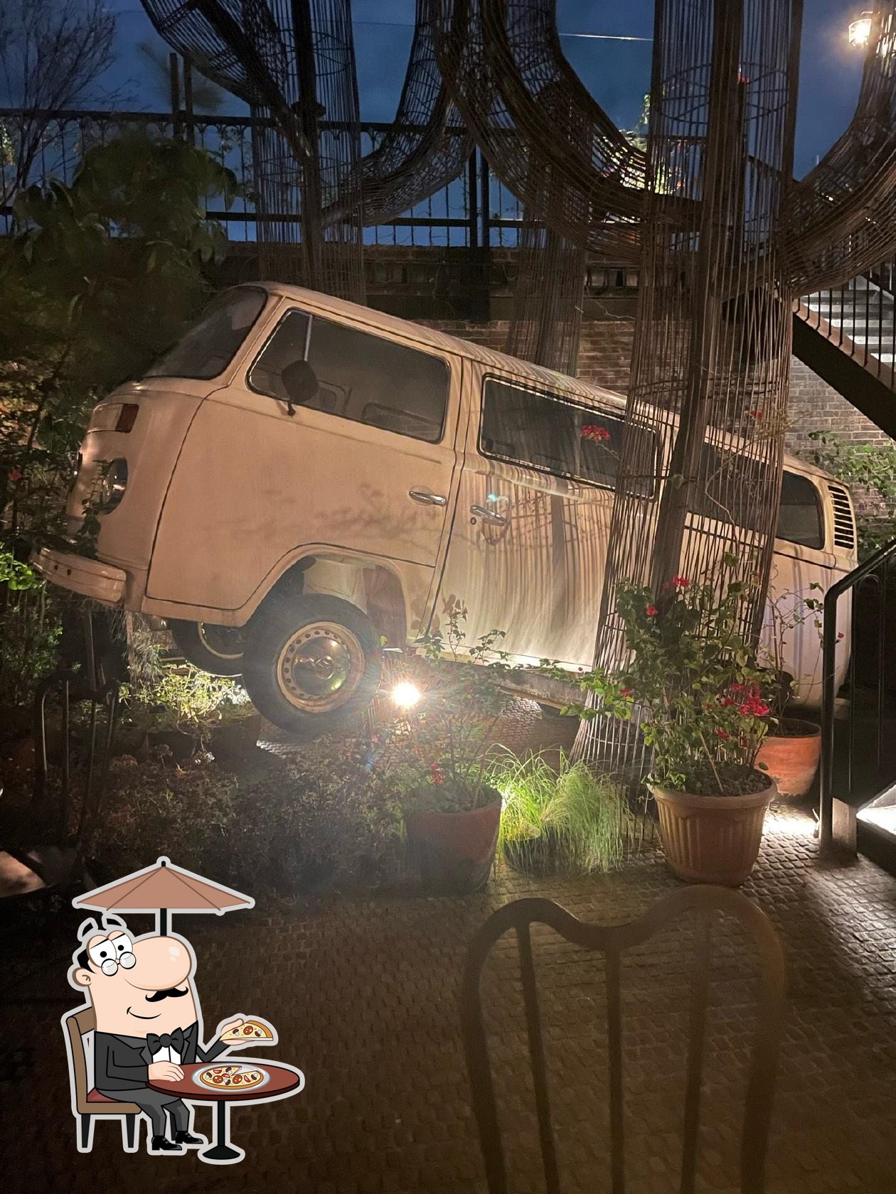 Aom Dining Club, Bandung