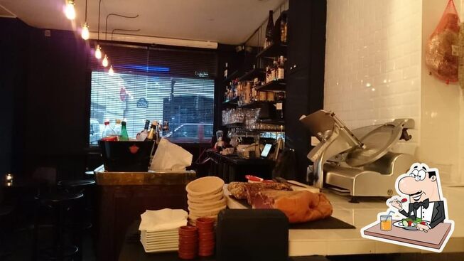 La Baze pub & bar, Paris, 34 Rue Louise-Émilie de la Tour d'Auvergne ...