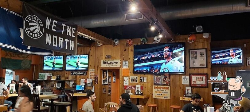 Hooters Downtown Toronto, 280 Adelaide St W in Toronto - Restaurant ...