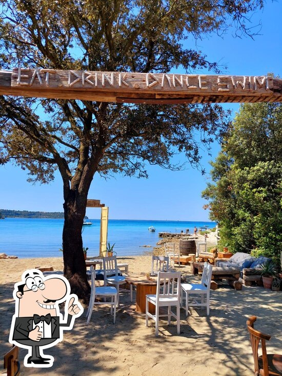 Menu at Lost Beach pub & bar, Pula
