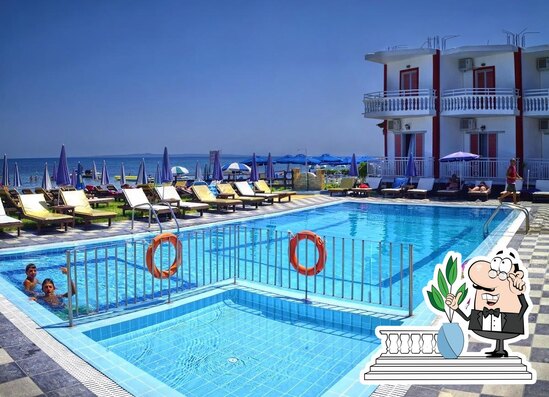 Skyfall Pool Bar, Argassi - Restaurant reviews