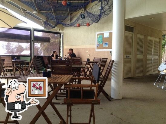 Menu at Cafe Spinnaker Park, Gladstone Central, 222 Alf Orourke Dr
