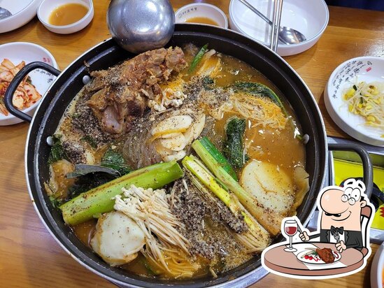 Wondang Gamja-tang(pork back-bone stew) restaurant, Seoul, 129-1 ...