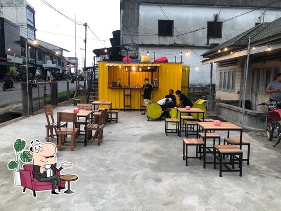 yellow box container cafe, Indonesia - Restaurant reviews