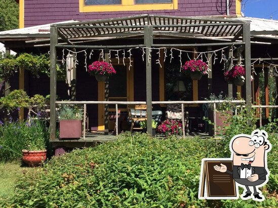 Earth Club Factory Guesthouse in Denman Island - Restaurant reviews
