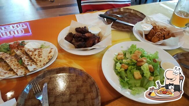 Hooters, 850 Providence Hwy in Dedham - Restaurant menu and reviews