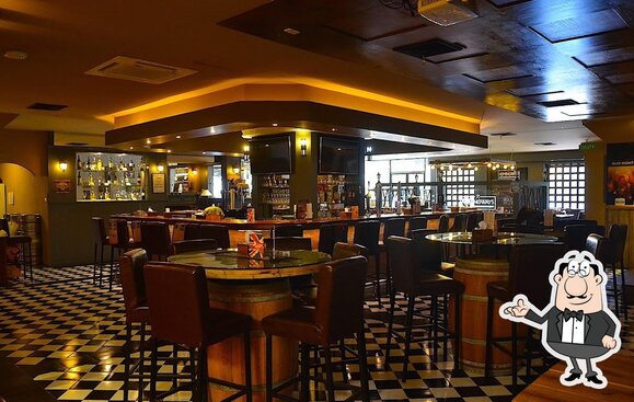 Hemingways (Jomtien) Restaurant & Bar, Pattaya City, 414/21 ...