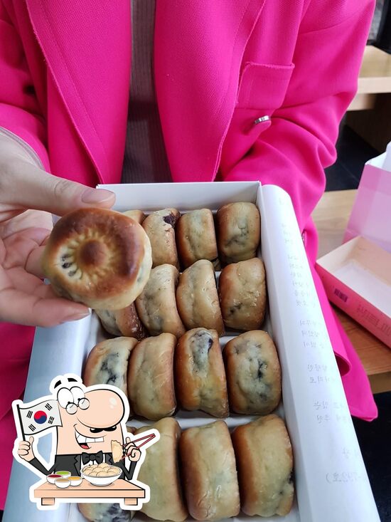 Hwangnamppang (Hwangnam Bread) - Original Store, Gyeongju-si ...