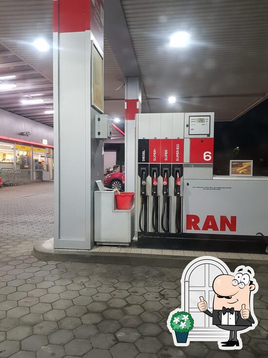 Elegantes Ran Tankstelle Neusss Fotos