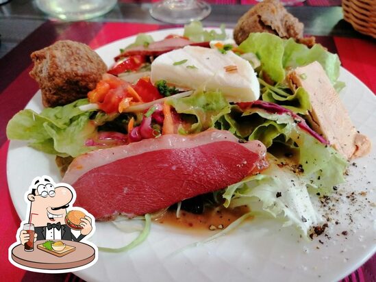 Le Saint-Pierre restaurant, Collonges-la-Rouge, Place de l'Église ...