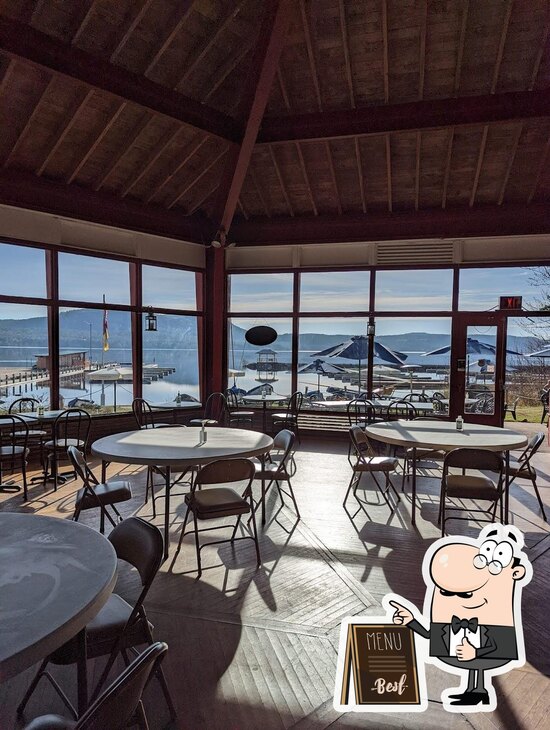 The Hexagon Waterfront Patio and Restaurant, Deep River - Opiniones del ...