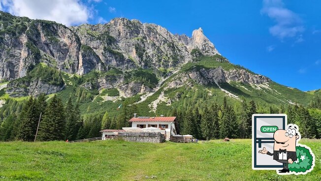 Rifugio Italo Lunelli nel Gruppo Popera-Dolomiti del Comelico, Italie ...