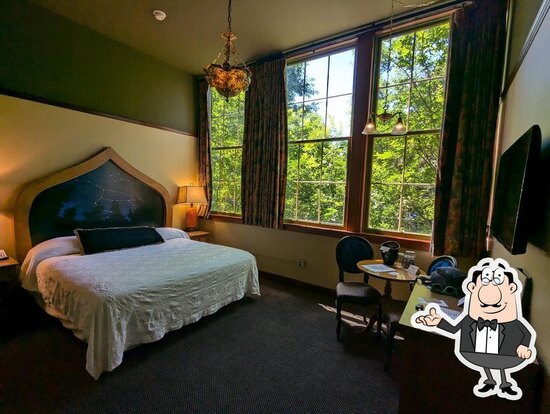 McMenamins Anderson School, Bothell - Restaurant menu, prices and reviews