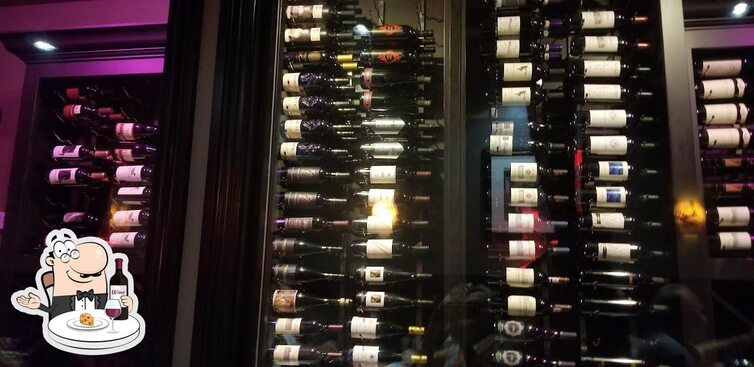 Pit Row Bar and Grill in Palm Springs - Restaurant menu and reviews