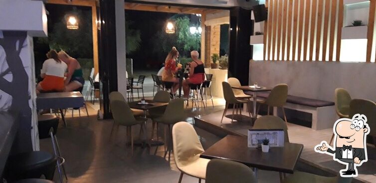 LABYRINTH COCKTAIL BAR, Planos - Restaurant reviews