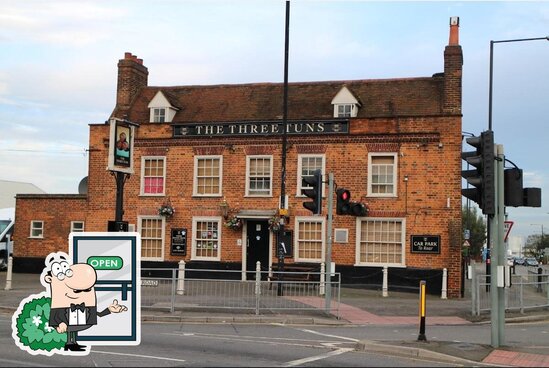 Three Tuns Bar & Grill, 124 Bath Rd in Slough - Restaurant reviews