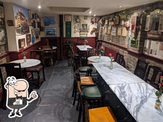 The Churchill Arms, Kensington, 119 Kensington Church St in London ...