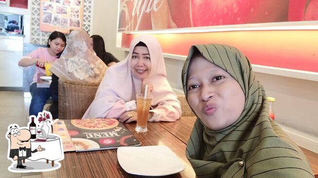 Menu at Pizza Hut pizzeria, Semarang, Banyumanik