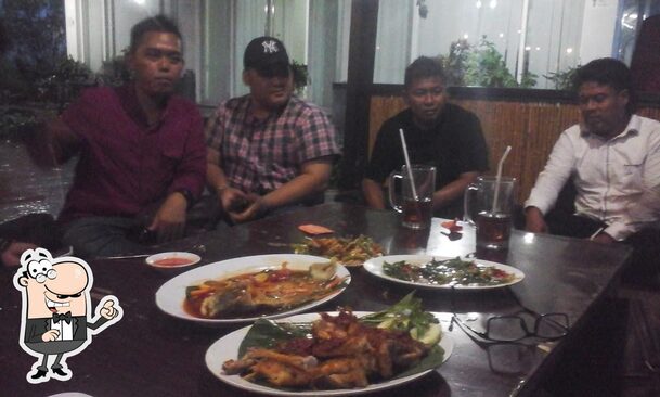 Warung'e Den Bagus cafe, Simorejo - Restaurant reviews
